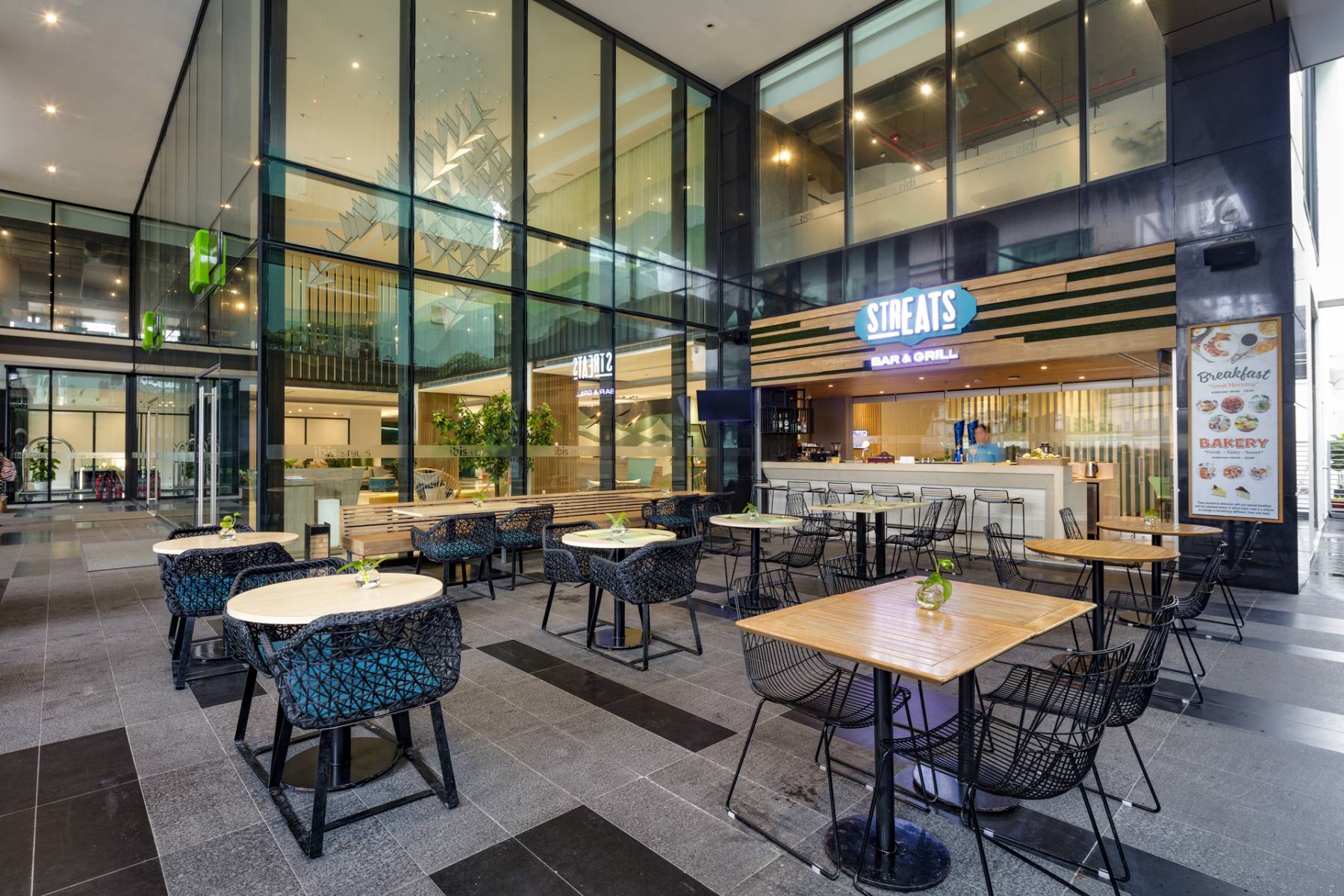 Ibis Styles Nha Trang - StrEATs Bar & Grill